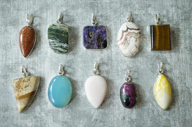 Attract Wealth: 7 Gemstones for Good Fortune and Money – Luxaore